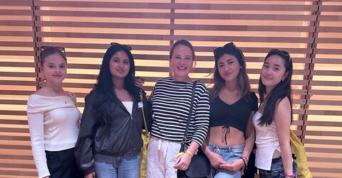 Edith Hooge meets new students during the Intreeweek